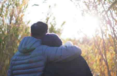 What Does It Mean When a Guy Puts His Arm Around Your Neck? - Answeroll